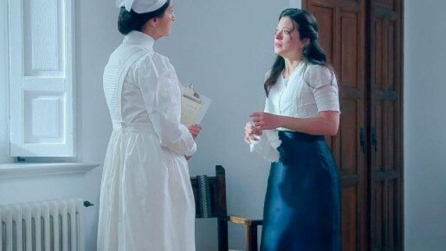 La Promessa, trame al 22 marzo: Juana aggredisce Martina, passione tra Adriano e Catalina