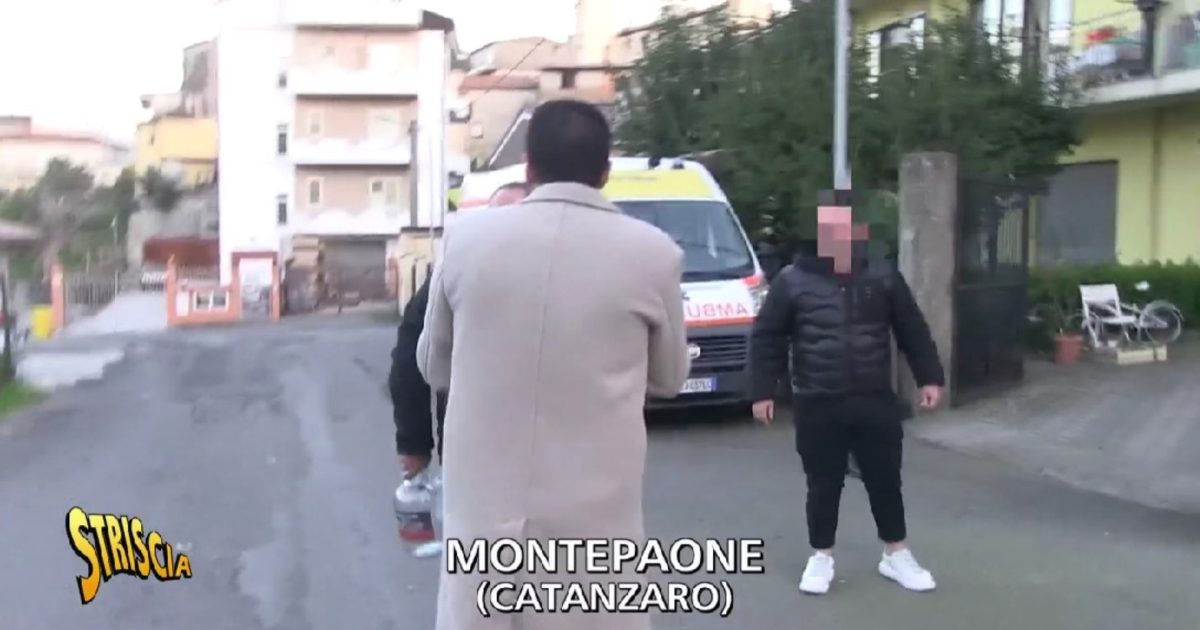 Troupe di Striscia la Notizia aggredita nel catanzarese con una damigiana di vetro
