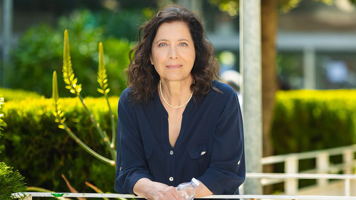 Un posto al sole, chi è davvero Agata: fra truffatrice e vera medium, il mistero rimane