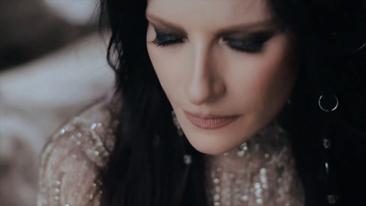 Pettinelli sulla cover di 'La mia storia tra le dita' di Pausini ...