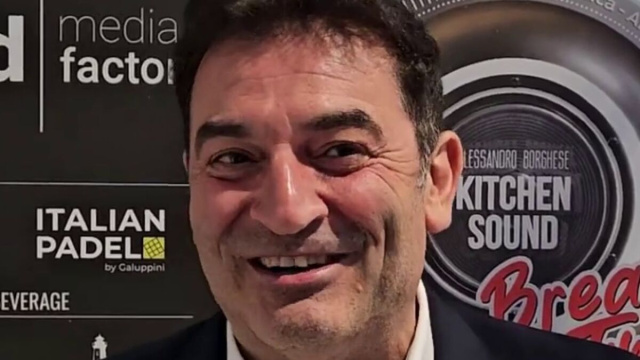 Max Giusti: un periodo d'oro tra il successo di 'Caduta Libera' e il teatro