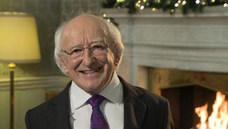 Jonathan Galindo, disfrazado de Goofy, y su perfil de Facebook